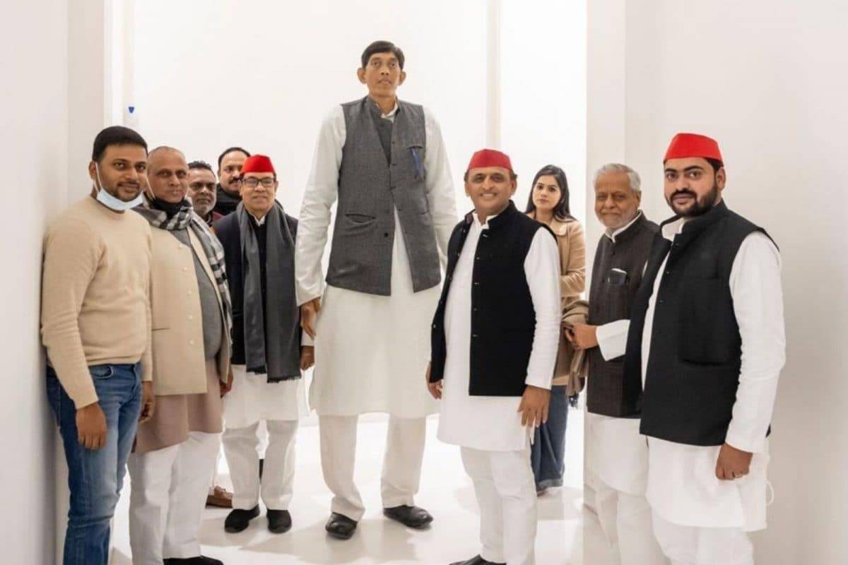 Samajwadi Party Gets 'Tallest Leader' in India's 'Tallest Man ...